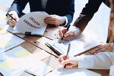 투자 위험을 줄이기위한 계획 파트너와 함께 일하는 사업가 그룹의 이미지는 회의에서 수익성 있고 표적화 된 고객 요구를 분석하기