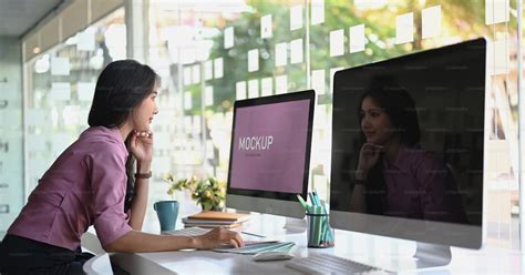 현대 사무실에서 여러 컴퓨터 화면에서 작업하는 그래픽 디자이너 아티스트의 측면 보기 사진 Unsplash의 경쟁 이미지