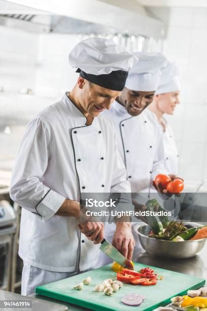 레스토랑 주방에서 음식을 준비 하는 다문화 요리사 미소 상업 주방에 대한 스톡 사진 및 기타 이미지 상업 주방 3 명 건강한 식생활 Istock
