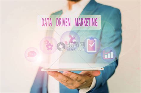 显示数据驱动营销的概念手写基于交互洞察分析的概念意义策略男穿正装使用高清图片下载 正版图片503760943 摄图网