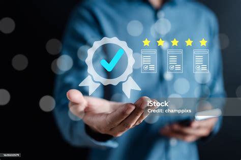 품질 인증서 및 체크리스트 문서 분석가는 품질 관리와 함께 마케팅 계획 과제를 목표로 삼습니다 표준화 인증 규정 서비스 및 표준 준수 개발에 대한 스톡 사진 및 기타 이미지