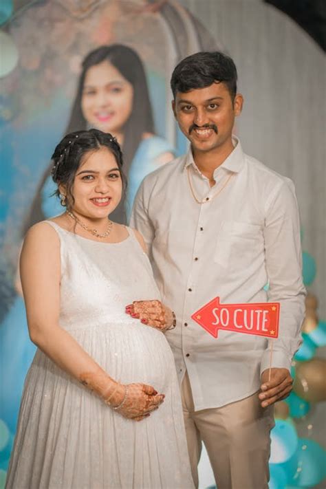 실내 가족 결혼 공식적인 옷차림 관계 기다리는 기쁨 남편 단란함 매우 귀여운 멘디 문화적 미래 미래의 부모 미소 민족 전통의 부모 사랑