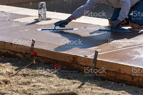 흙 손 도구를 가진 젖은 시멘트를 반반 하 게 하는 건설 노동자 건설 산업에 대한 스톡 사진 및 기타 이미지 건설 산업 건설 현장 건설업자 Istock