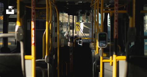 기차역에서 노란색과 검은 색 기차 사진 Unsplash의 무료 초상 이미지