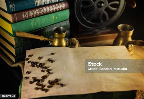 커피 원두와 커피 포트와 그 라인 더가 있는 빈티지 종이 템플릿입니다 오래 된 책 주위와 어두운 배경에 그 라인 더와 도서관의 분위기 0명에 대한 스톡 사진 및 기타 이미지