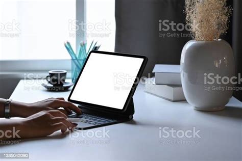 디지털 태블릿의 무선 키보드에 타이핑 크롭 샷 창조적 인 여자 손 손에 대한 스톡 사진 및 기타 이미지 손 일함 태블릿 Istock