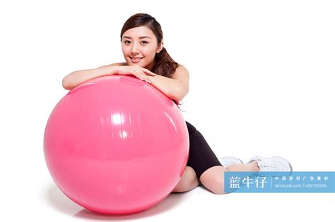 青年女子和健身球 蓝牛仔影像 中国原创广告影像素材