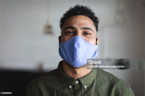 회색 배경에 얼굴 마스크를 착용 하는 중동 남자의 초상화 25 29세에 대한 스톡 사진 및 기타 이미지 25 29세