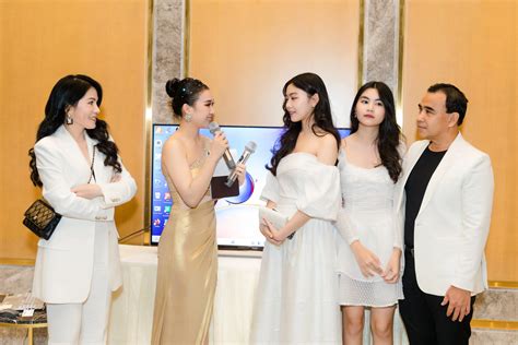 Quyền Linh đưa hai con gái xinh như hoa hậu đi sự kiện