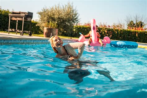 빌라 수영장 파티에서 수영장에서 즐거운 시간을 보내는 다양한 커플 30 34세에 대한 스톡 사진 및 기타 이미지 30 34세 35 39세 남성 Istock
