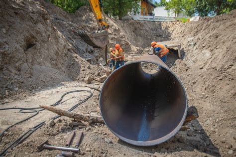 У Соломянському районі замінюють магістральний трубопровід Вечірній Київ
