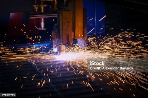 금속 불꽃입니다 시트 철강 산업용 레이저 및 플라즈마 절단 자르기에 대한 스톡 사진 및 기타 이미지 자르기 플라즈마 물질 강철 Istock