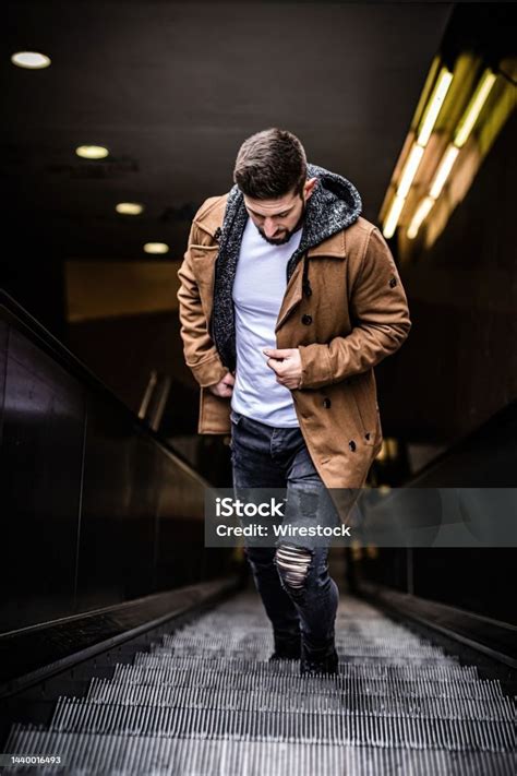 전기 계단에 서 있는 동안 지하에서 도시로 올라가는 계단에서 천천히 걷는 남자 건강한 생활방식에 대한 스톡 사진 및 기타 이미지
