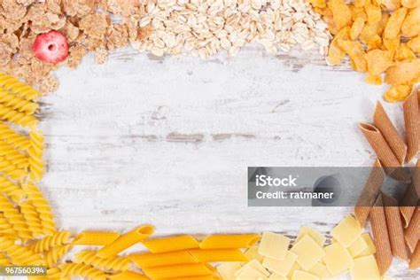 탄수화물 미네랄 식이 섬유 건강 한 영양 개념을 포함 하는 자연 식품의 프레임 0명에 대한 스톡 사진 및 기타 이미지 0명 건강한 식생활 곡초류 Istock