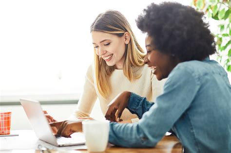 노트북 여자 여자 컴퓨터 친구 행복 기술 젊은 직장 비즈니스 사무실 시작 우정 여학생 2명에 대한 스톡 사진 및 기타 이미지 2명 대학교 소녀 Istock