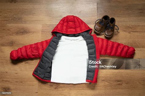 빨간 겨울 코트와 부츠와 흰색 유아 소년의 T 셔츠를 모의 0명에 대한 스톡 사진 및 기타 이미지 0명 T 셔츠 겨울 코트 Istock