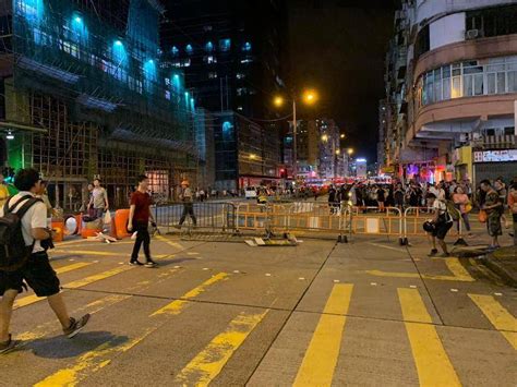 警方要求在深水埗警署對堵路黑衣人離開否則驅散 商台新聞 Line Today