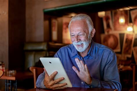 커피숍에서 자신의 디지털 태블릿에 이메일을 읽고 사업가 카페에서 일하는 사업가 65 69세에 대한 스톡 사진 및 기타 이미지 65 69세 경영자 기업가 Istock