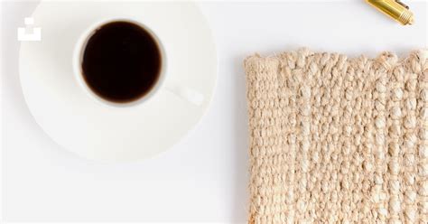 흰색 원형 접시에 갈색 연필 옆에 흰색 세라믹 머그잔 사진 Unsplash의 무료 커피 이미지