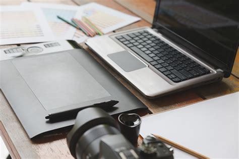 직장디지털 태블릿 컴퓨터 컬러 견본 카탈로그 샘플 선택에서 그래픽 디자이너의 책상 창의력 편집기 아이디어 디자이너 개념 Cmyk에 대한 스톡 사진 및 기타 이미지 Istock