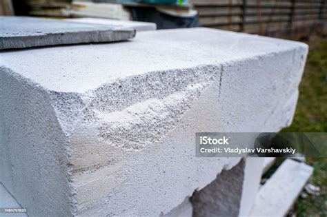 폭기 된 콘크리트 벽돌 클로즈업의 깨진 모서리 폭기 콘크리트 블록에 영향을 미쳤습니다 깨지기 쉬운 건축 자재 0명에 대한 스톡 사진 및 기타 이미지 Istock
