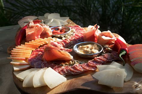 스페인어 타파스 얇게 썬 살라미 자몬 프로슈토 치즈 사과 저녁 햇살이 가미된 소스 0명에 대한 스톡 사진 및 기타 이미지 Istock