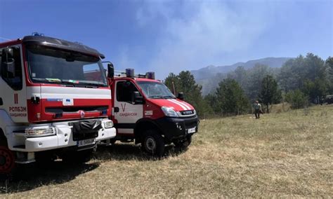 Военен хеликоптер десетки пожарникари и доброволци гасят пожара край Илинденци ᐉ Новини