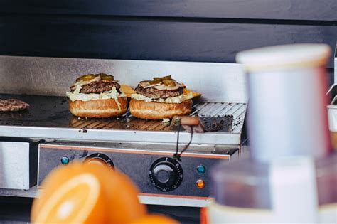 요리를 준비 하는 햄버거 크림 치즈에 소스를 추가 합니다 3 버거 감자 요리에 대한 스톡 사진 및 기타 이미지 감자 요리 감자튀김 건강하지 못한 생활방식 Istock