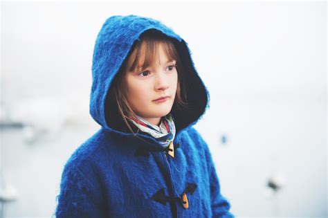 거의 910 년의 야외 초상화 후드와 어두운 파란색 코트를 입고 아주 안개가 하루에 오래 된 어린 소녀 11월에 대한 스톡 사진 및 기타 이미지 Istock