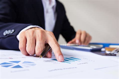 사업 검사는 심각 하 게 새로운 계획 금융 그래프 데이터에 대해 재무 보고서 투자자 동료 분석 합니다 재무 관리자 작업입니다 계정 기획 분석 개념 비즈니스 및 금융 개념