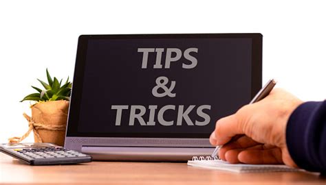 팁과 트릭 기호 단어 팁과 트릭이있는 태블릿 사업가는 펜 집 식물을 손에 넣습니다 아름다운 흰색 배경 비즈니스 팁 및 트릭 개념 복사 공간 스턴트에 대한 스톡 사진 및 기타