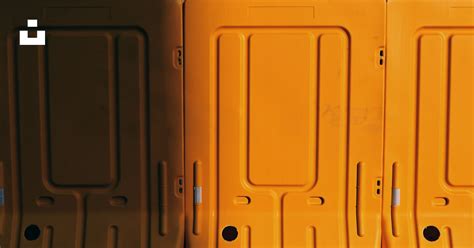 나란히 앉아있는 노란색 여행 가방 줄 사진 Unsplash의 무료 문 이미지