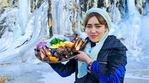 ویدئو کباب کردن 3 مرغ به سبک و سیاق دیدنی یک مادر و دختر روستایی افغان