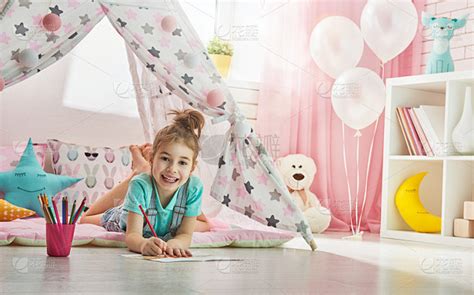 女孩用彩色铅笔画画