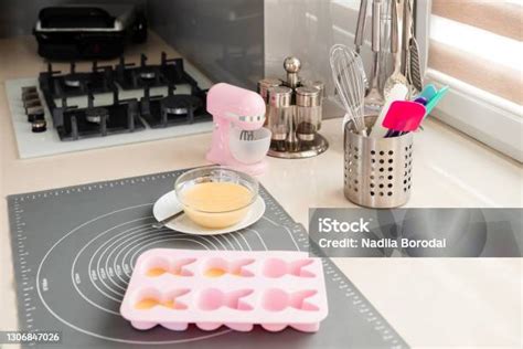 식기와 재료를 굽는 다 수제 케이크를 만들기위한 실리콘 컵 케이크 금형에 생 반죽을 전개하는 과정 0명에 대한 스톡 사진 및 기타 이미지 Istock