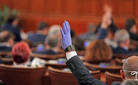 Извънредното положение у нас пада остават крути мерки