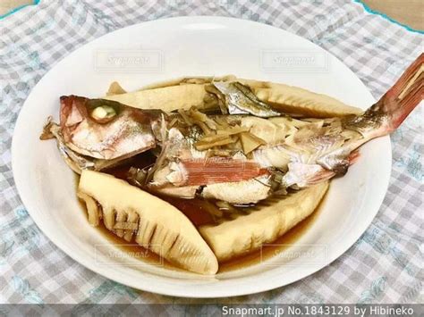 テーブルの上にウスメバルの煮付けの写真・画像素材 1843129 Snapmart（スナップマート）