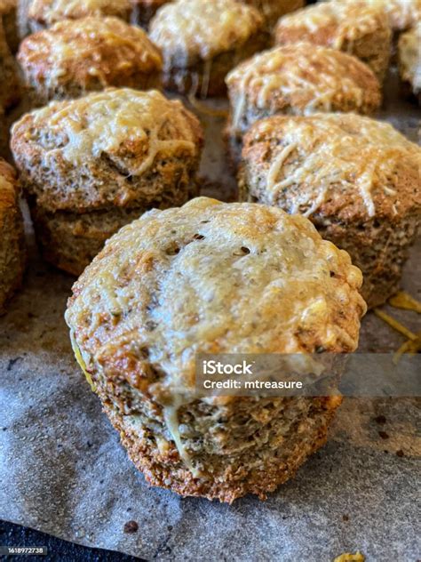 기름칠 방지 양피지가 늘어선 베이킹 트레이에 수제 통밀 치즈 스콘 행의 클로즈업 이미지 전경 홈 베이킹 개념에 초점 0명에 대한
