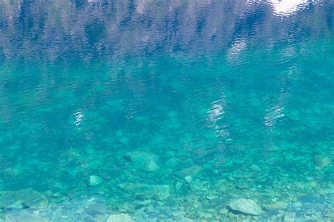 산 호수에 투명하고 깨끗한 푸른 물 물 배경입니다 리시 산 아래의 검은 호수 타트라 산맥 0명에 대한 스톡 사진 및 기타 이미지