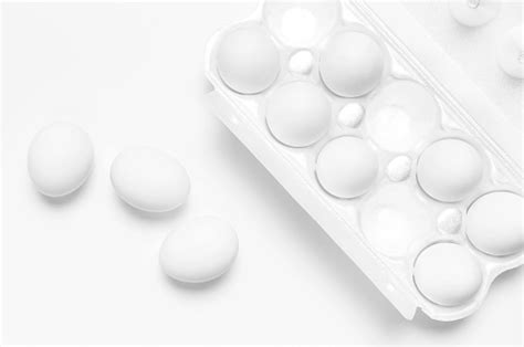 밝은 배경 상단에 흰색 포장에 흰색 닭 계란 은 평면 평신도 복사 공간 상자에 계란 천연 건강 식품 및 유기농 농업 개념 창조적 인 음식 미니멀 한 배경 부활절 0명에 대한