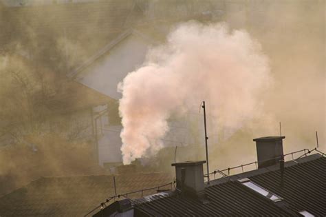 집의 지붕에 굴뚝 담배 연기 스모그에 오염 물질 분위기를 입력 한다 환경 재해입니다 유해한 배기 가스 및 공기에 배기 가스 안개 겨울 날 난방 시즌입니다 0명에 대한 스톡