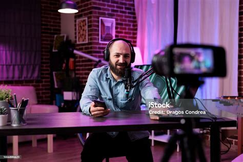 스튜디오에서 팟캐스트 장비로 비디오를 촬영하는 남성 블로거 노트북에 대한 스톡 사진 및 기타 이미지 노트북 노트북 사용하기 라이브 방송 Istock