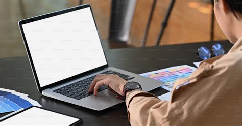 컴퓨터 노트북으로 일하는 젊은 여성 크리에이티브 디자이너 사진 Unsplash의 20 24 년 이미지