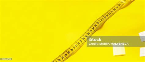 2021년 의 트렌디한 색상 테일러링 컨셉 바느질 및 바느질 액세서리 테이프와 분필을 측정합니다 복사 공간 솔기에 대한 스톡 사진 및 기타 이미지 Istock