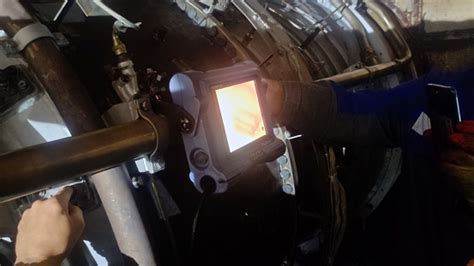 기술자는 내시경을 사용하여 파이프라인의 내부 부식을 진단합니다 파이프라인 엔지니어는 복잡한 배관 시스템의 잠재적인 누출을 방지하기 위해 무결성을 확인하여 안전한 작동을 보장