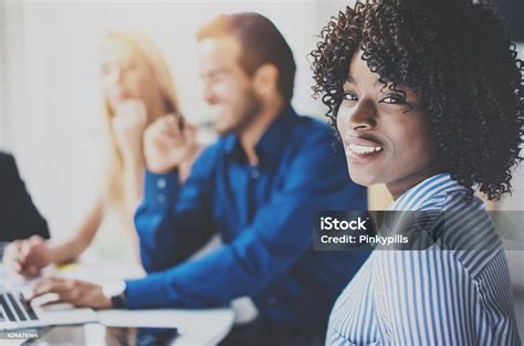 아프로 미소와 예쁜 아프리카 계 미국인 비즈니스 여성의 초상화 20 24세에 대한 스톡 사진 및 기타 이미지 20 24세 교육 금융 Istock