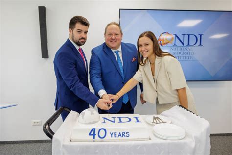 Награди од НДИ за Комисијата за политички систем и меѓупартиската пратеничка група за правата на