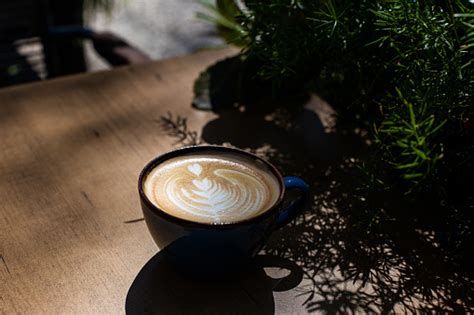 힙스터 커피 숍의 나무 테이블에 하트 모양의 라떼 아트가있는 평평한 흰색 커피의 흰색 머그잔 0명에 대한 스톡 사진 및 기타 이미지 Istock