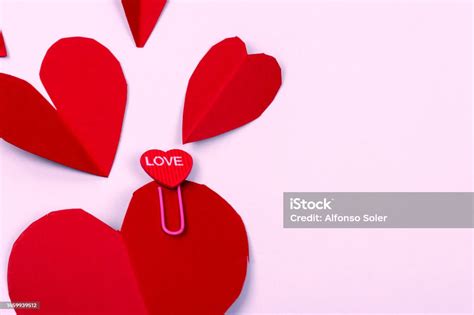 발렌타인 데이 배경 분홍색 배경에 빨간 하트의 클로즈업 하트 모양과 사랑이라는 단어가 적힌 종이 클립 0명에 대한 스톡 사진 및 기타 이미지 Istock
