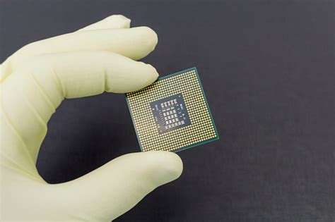 Cpu 컴퓨터 프로세서 마이크로 칩을 들고 꽉 노란 장갑을 끼고 손을 잡으십시오 Cpu에 대한 스톡 사진 및 기타 이미지 Cpu 개념 공장 산업 건물 Istock
